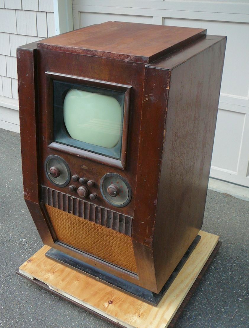 DuMont Model RA-102 Clifton Television (1947)